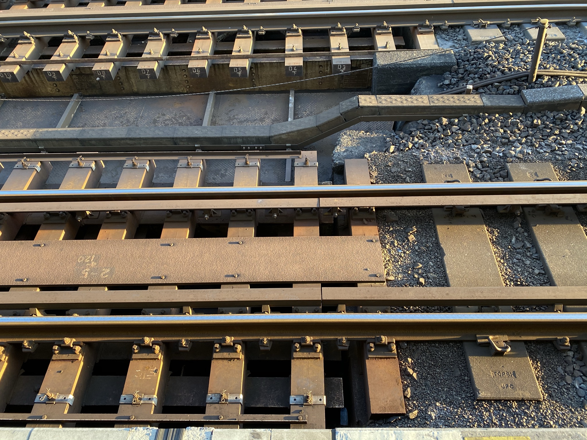 Bridgesleeper & Walkway, JR East, Tokyo (Japan) - Sekisui Railway ...